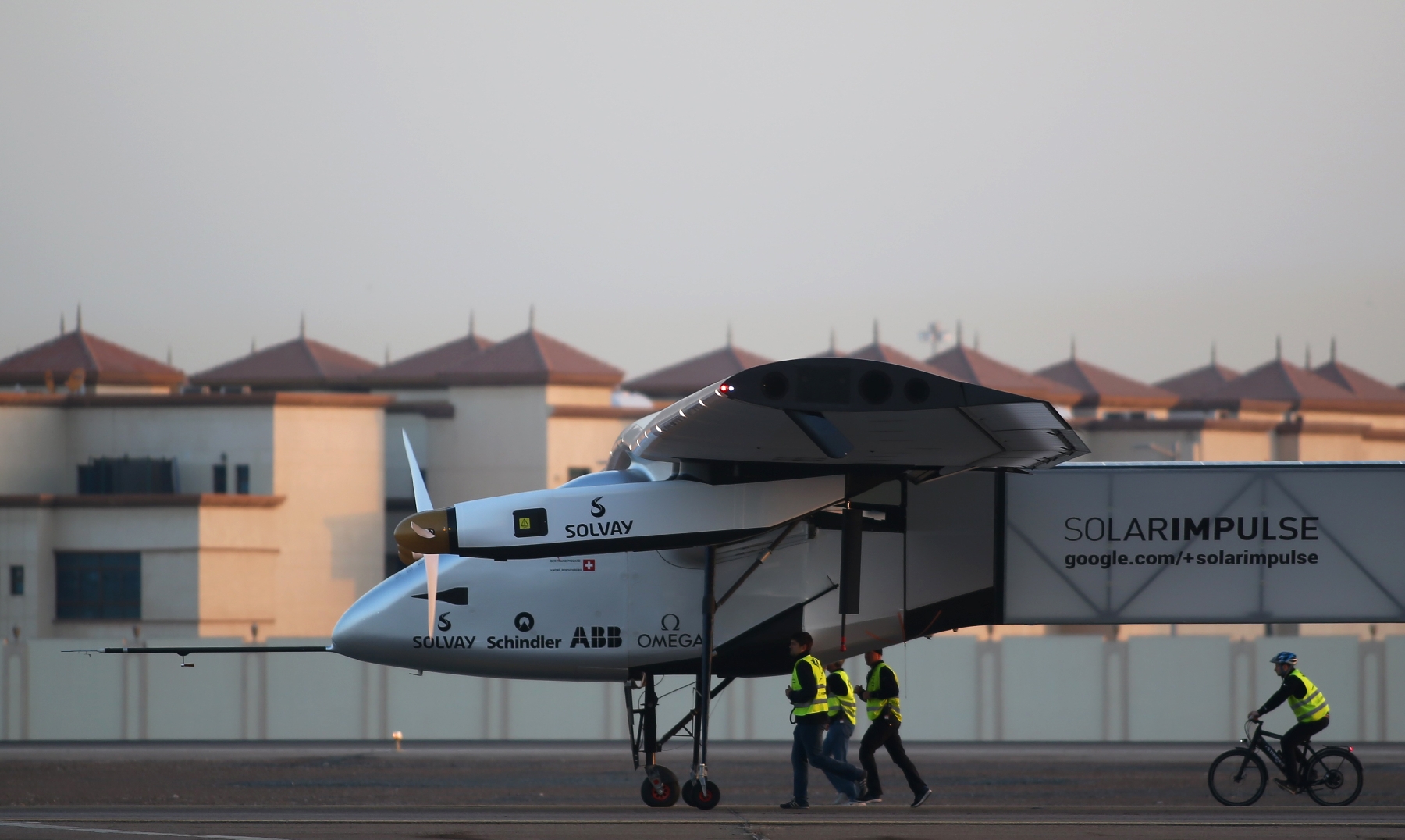 Solar Impulse 2 débute un tour du monde historique à l’énergie solaire ...